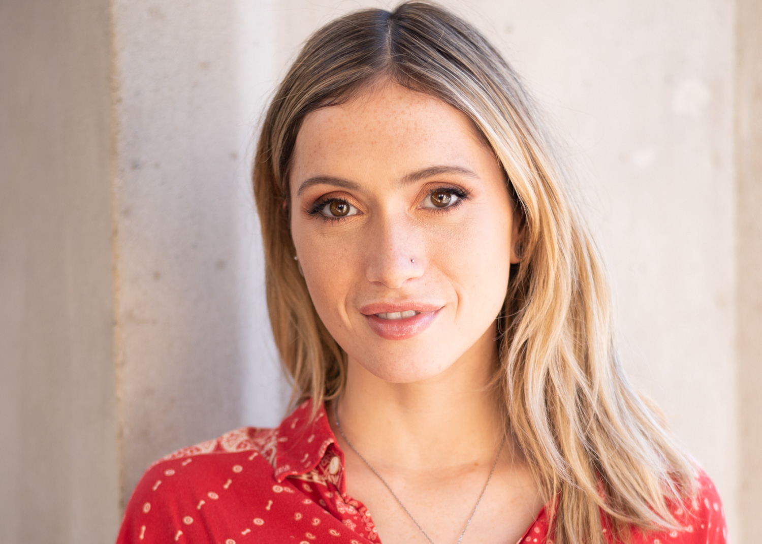 Lysandre Nadeau de Big Brother Célébrités pose seins nus sur la plage en France